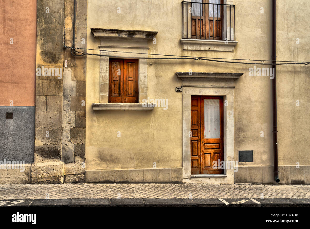 Italian townhouse hi-res stock photography and images - Alamy