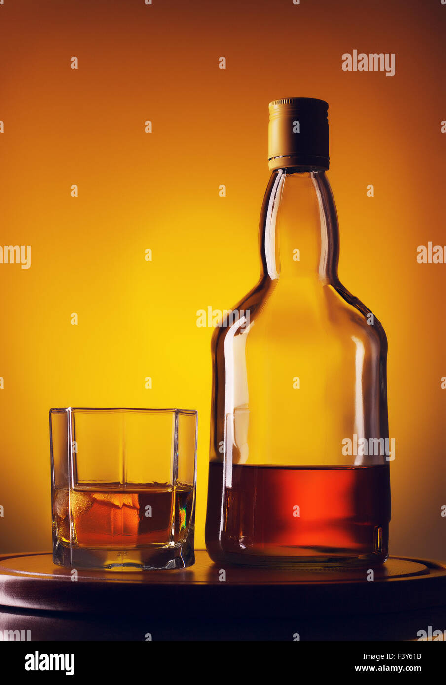 Whiskey bottle glass bar hi-res stock photography and images - Alamy