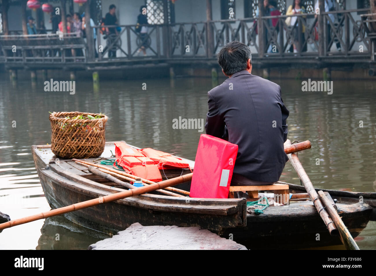 Chinese boatman hi-res stock photography and images - Alamy