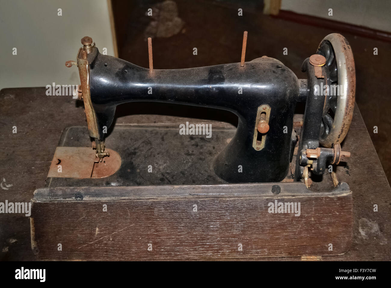 Old time sewing machine hi-res stock photography and images - Alamy