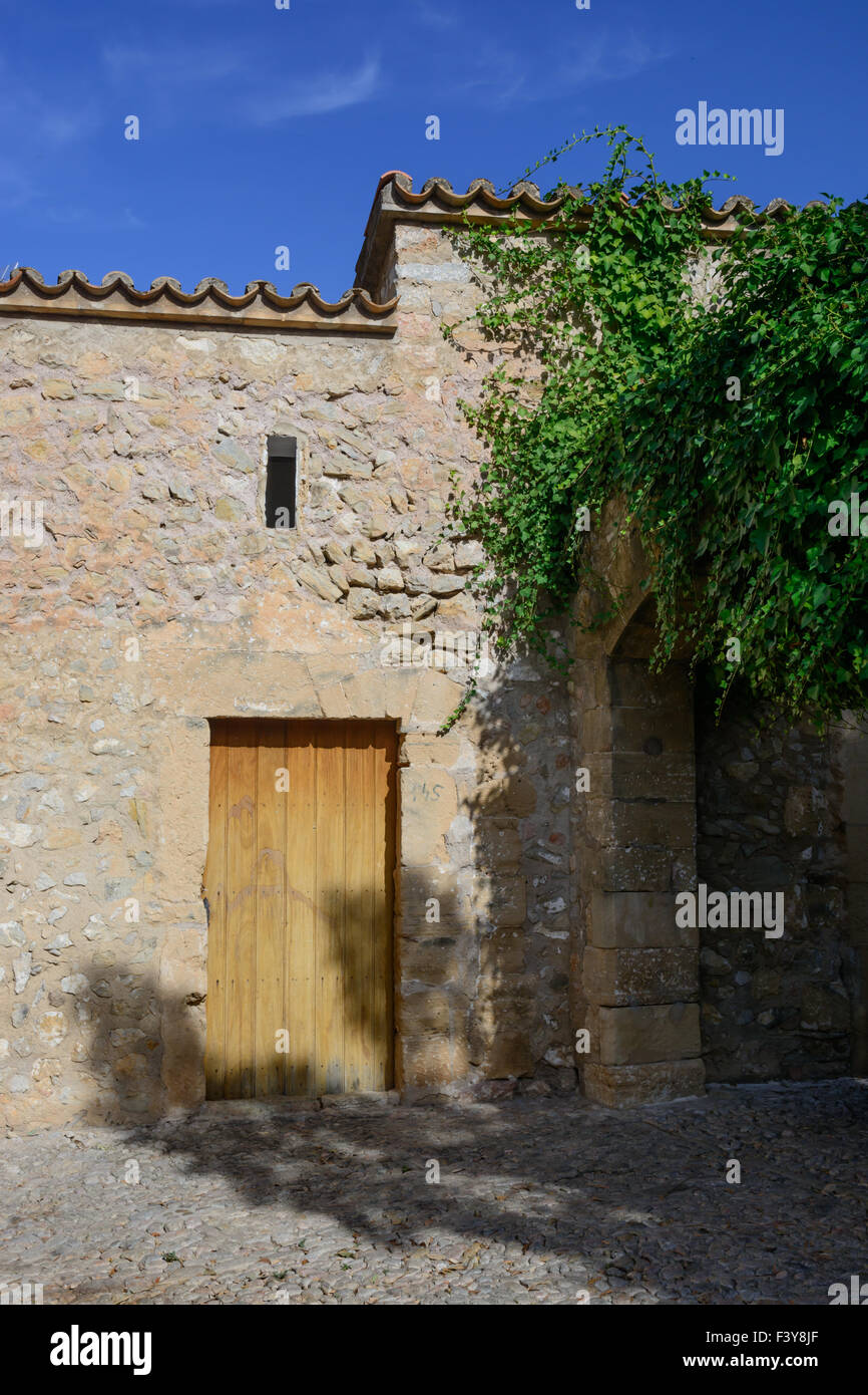 Drystone building with wooden door Stock Photo - Alamy
