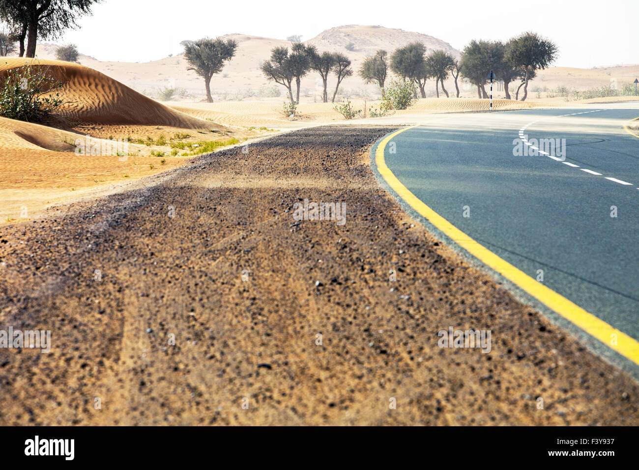 Saudi road desert hi-res stock photography and images - Alamy