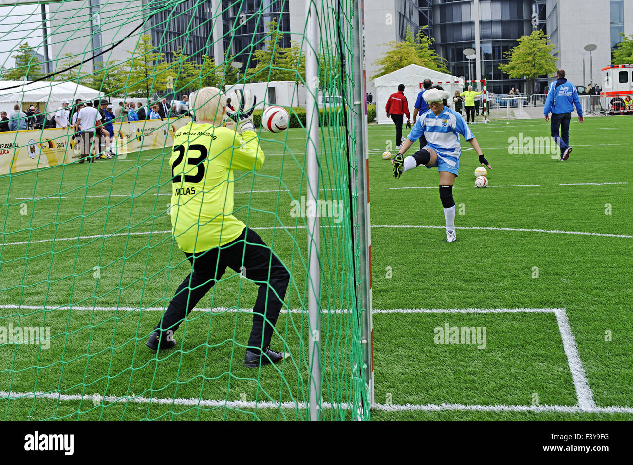 Handicap football player hi-res stock photography and images - Alamy