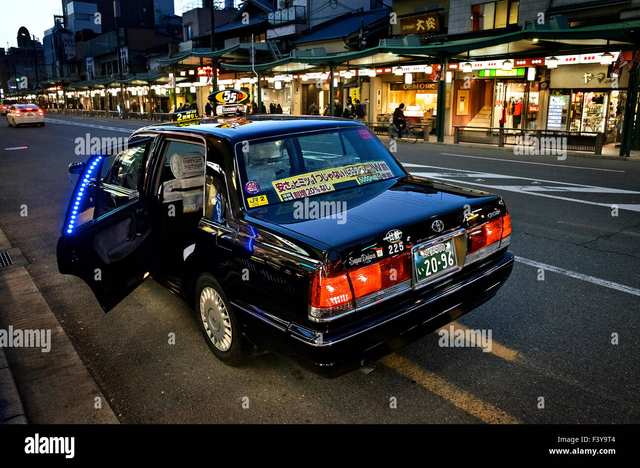 Japan, Honshu island, Kansai, Kyoto, taxi waiting in Gion district ...