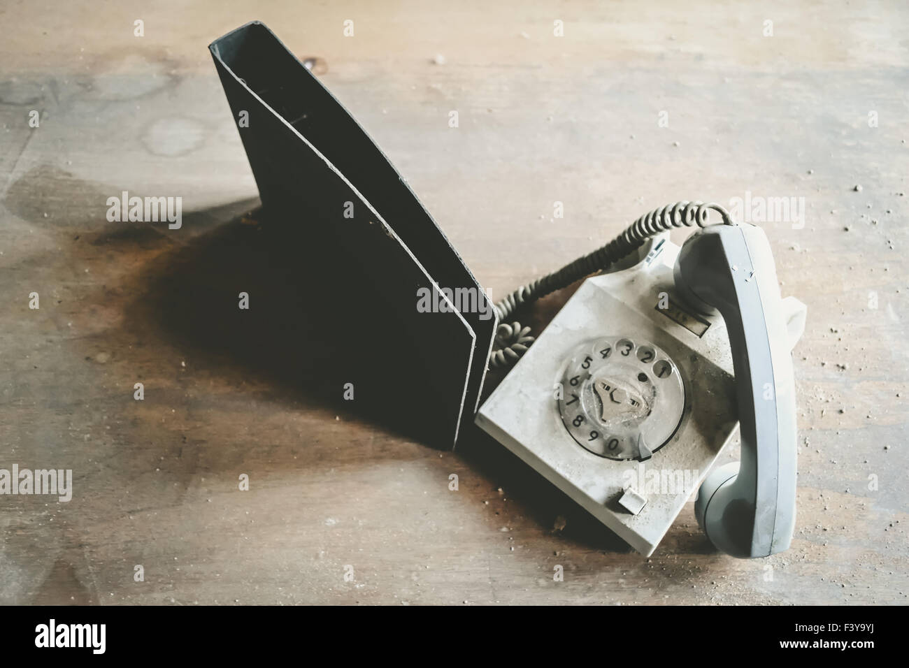 Retro telefon holz hi-res stock photography and images - Alamy