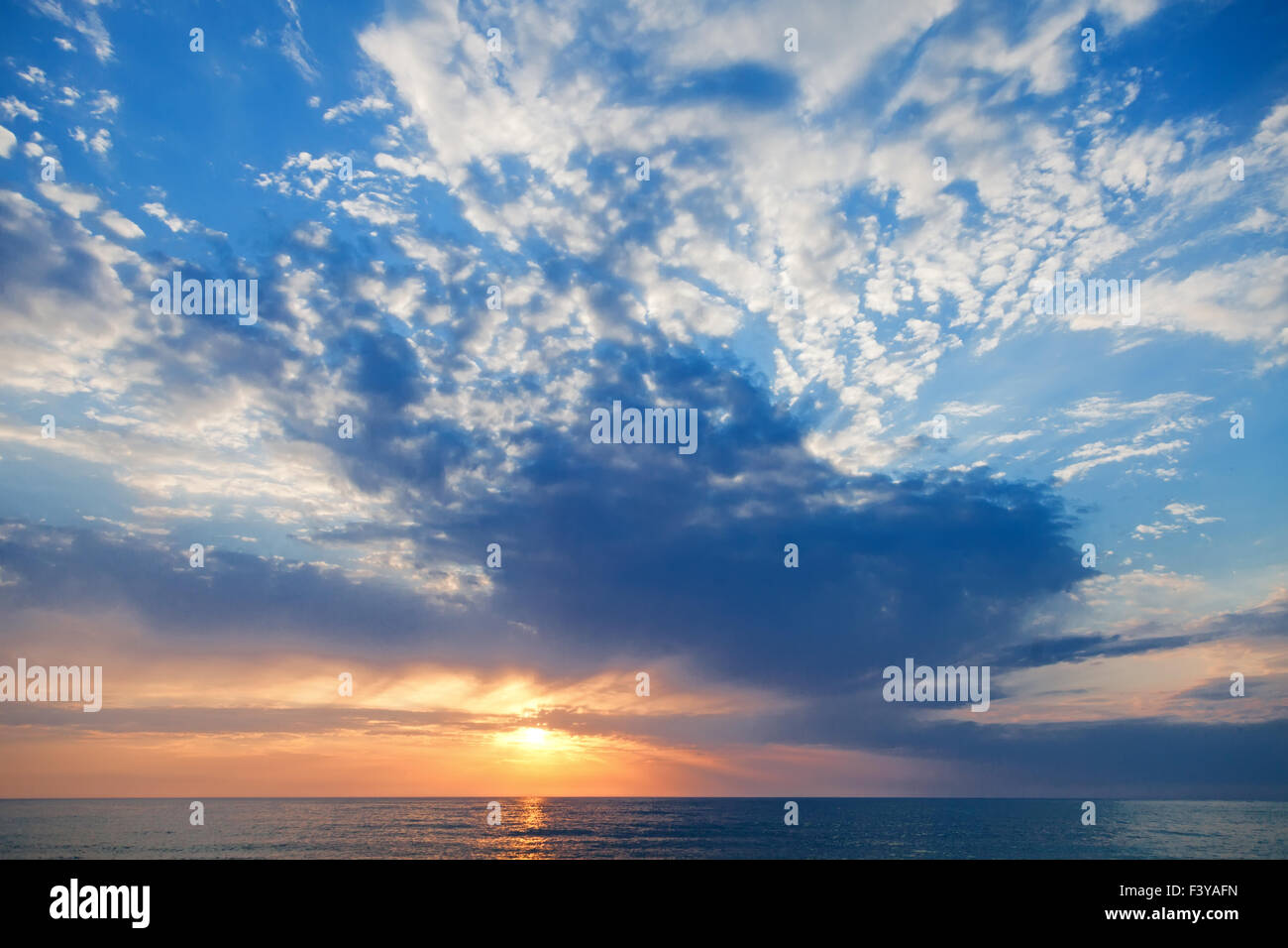 Sunset with sun rays hi-res stock photography and images - Alamy