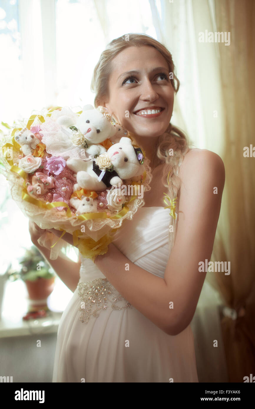 Beautiful young bride with a wedding bouquet Stock Photo - Alamy