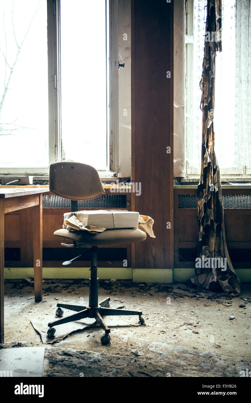 Closing in hi-res stock photography and images - Alamy