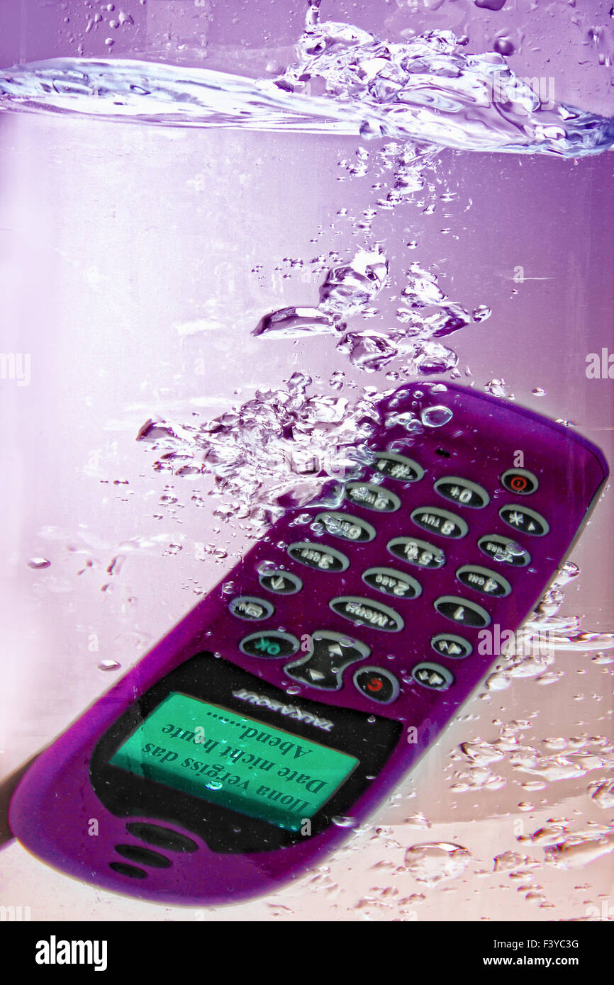 handy at water Stock Photo - Alamy