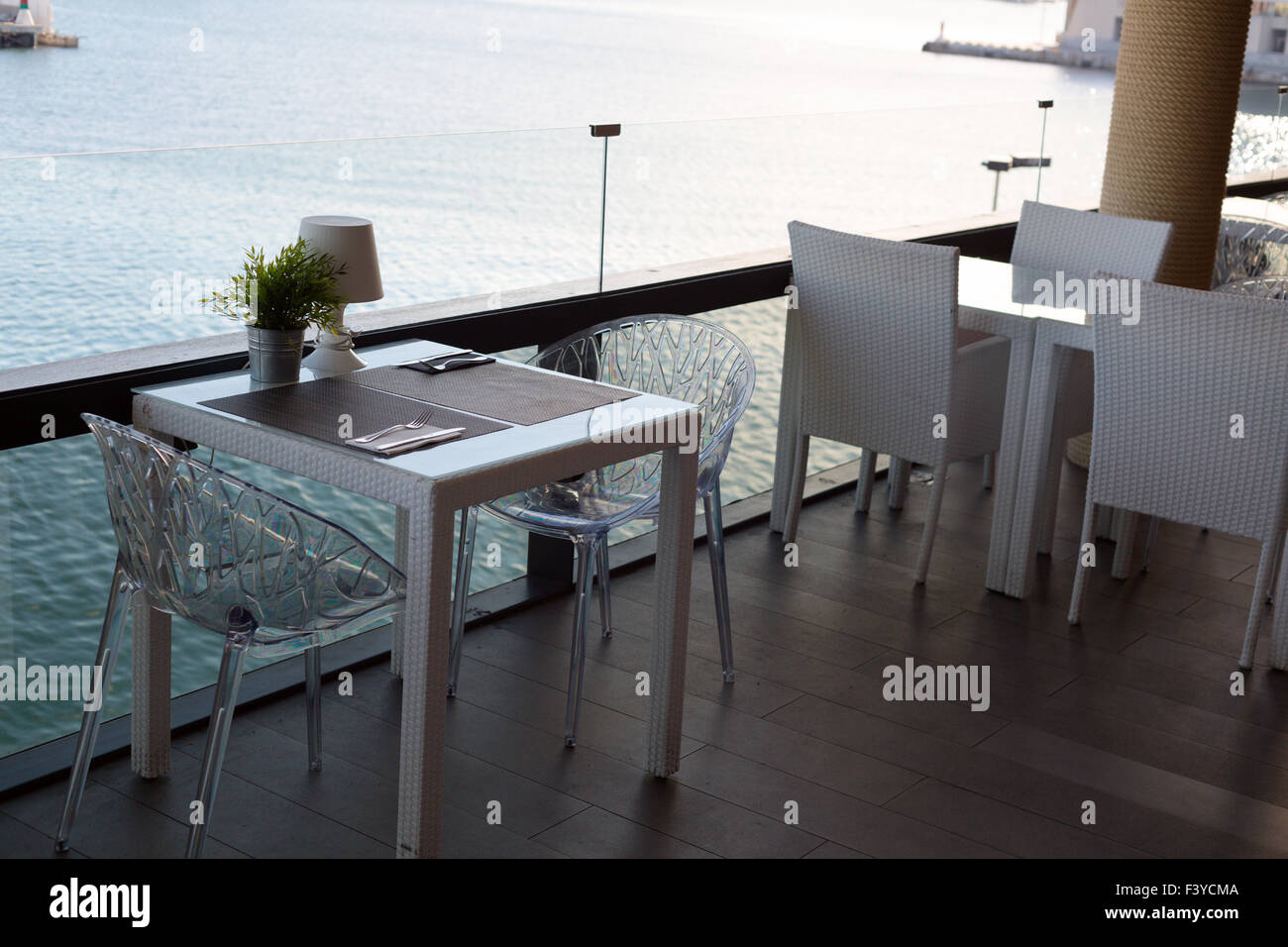 Restaurant overlooking water hi-res stock photography and images - Alamy