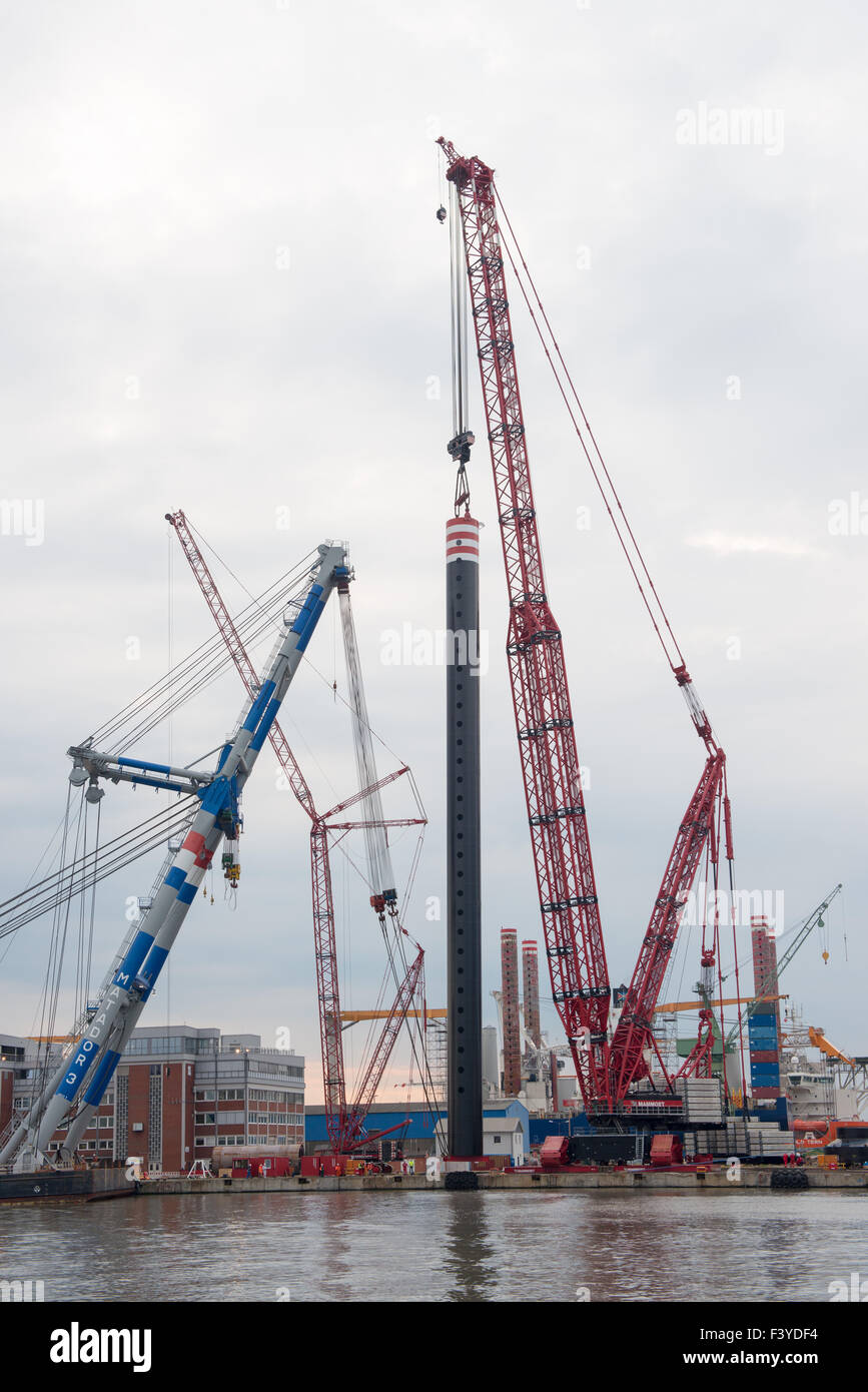 Crawler crane hi-res stock photography and images - Alamy