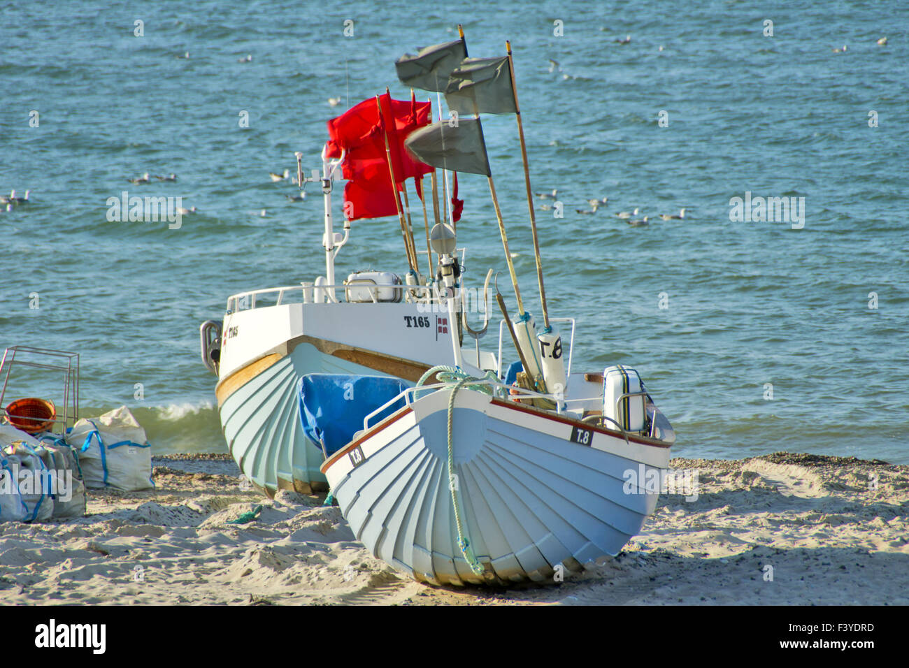 Zwei boote strand hi-res stock photography and images - Alamy