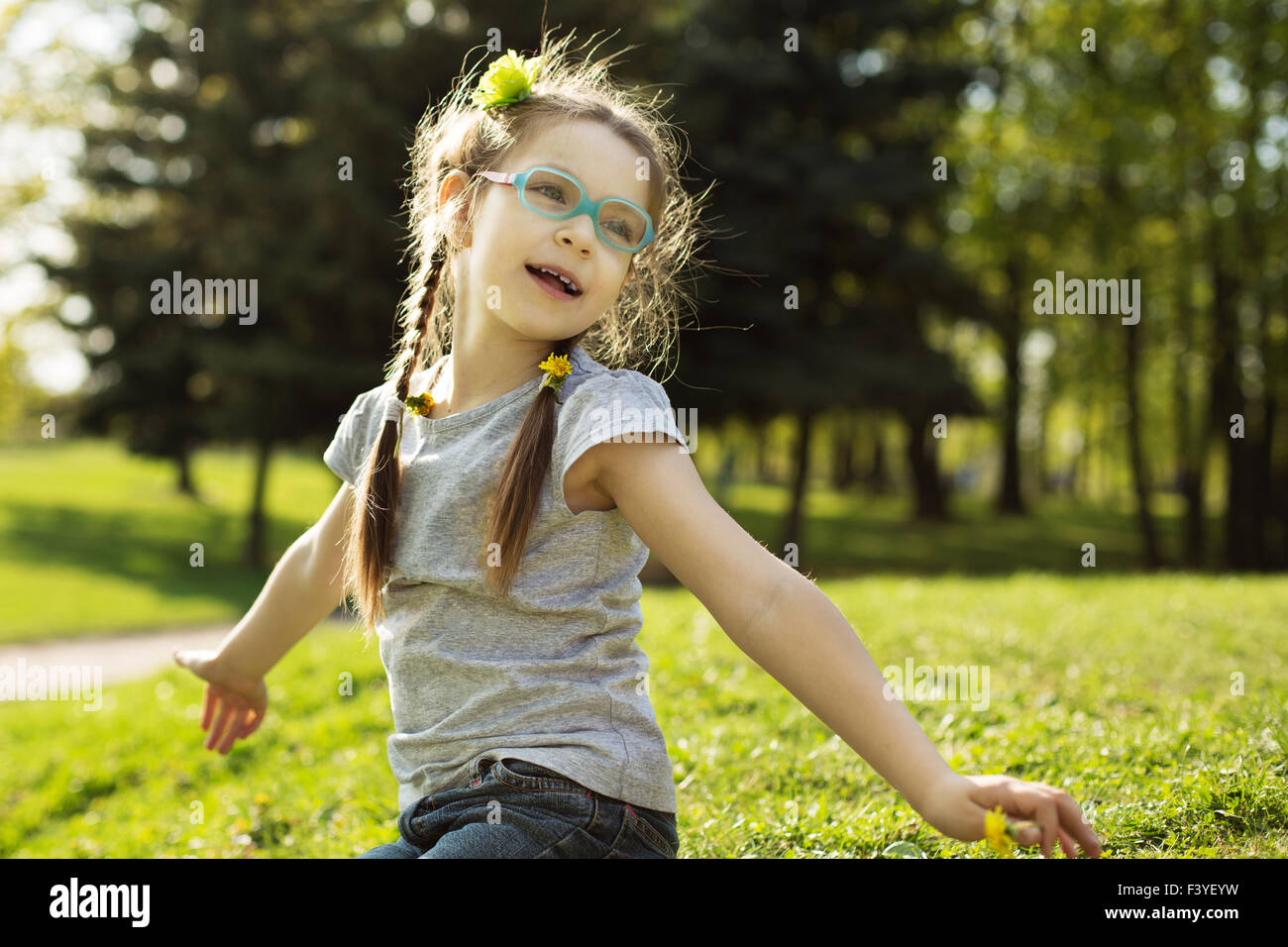 Little girl in park Stock Photo - Alamy