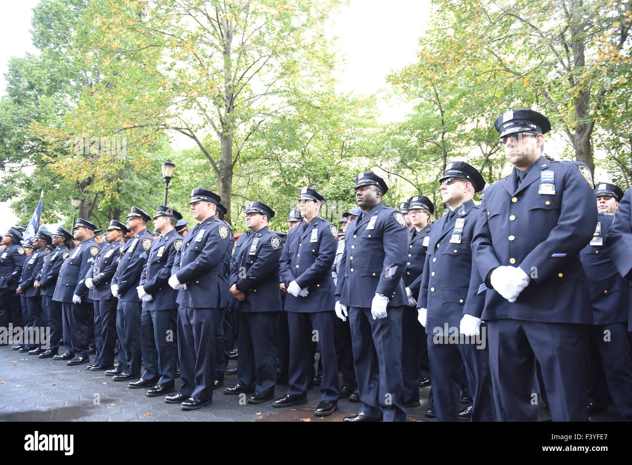 Police officers in dress uniforms hi-res stock photography and images ...