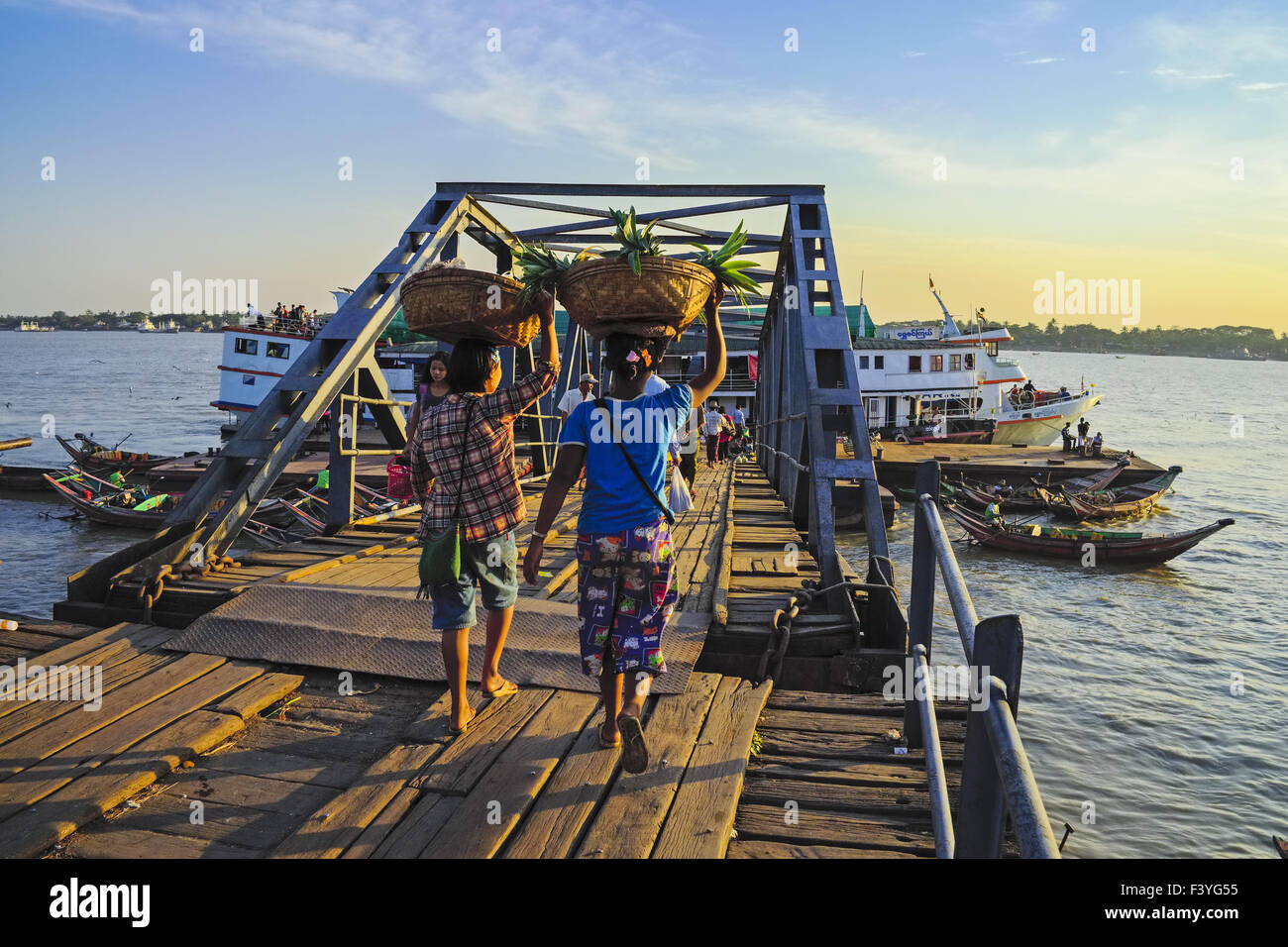 Myanmar boats myanmar ship myanmar ships burma ships hi-res stock ...