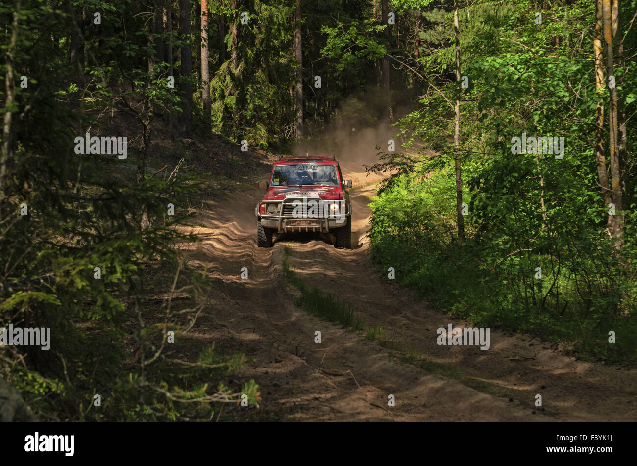 Classic car driving in desert hi-res stock photography and images - Alamy