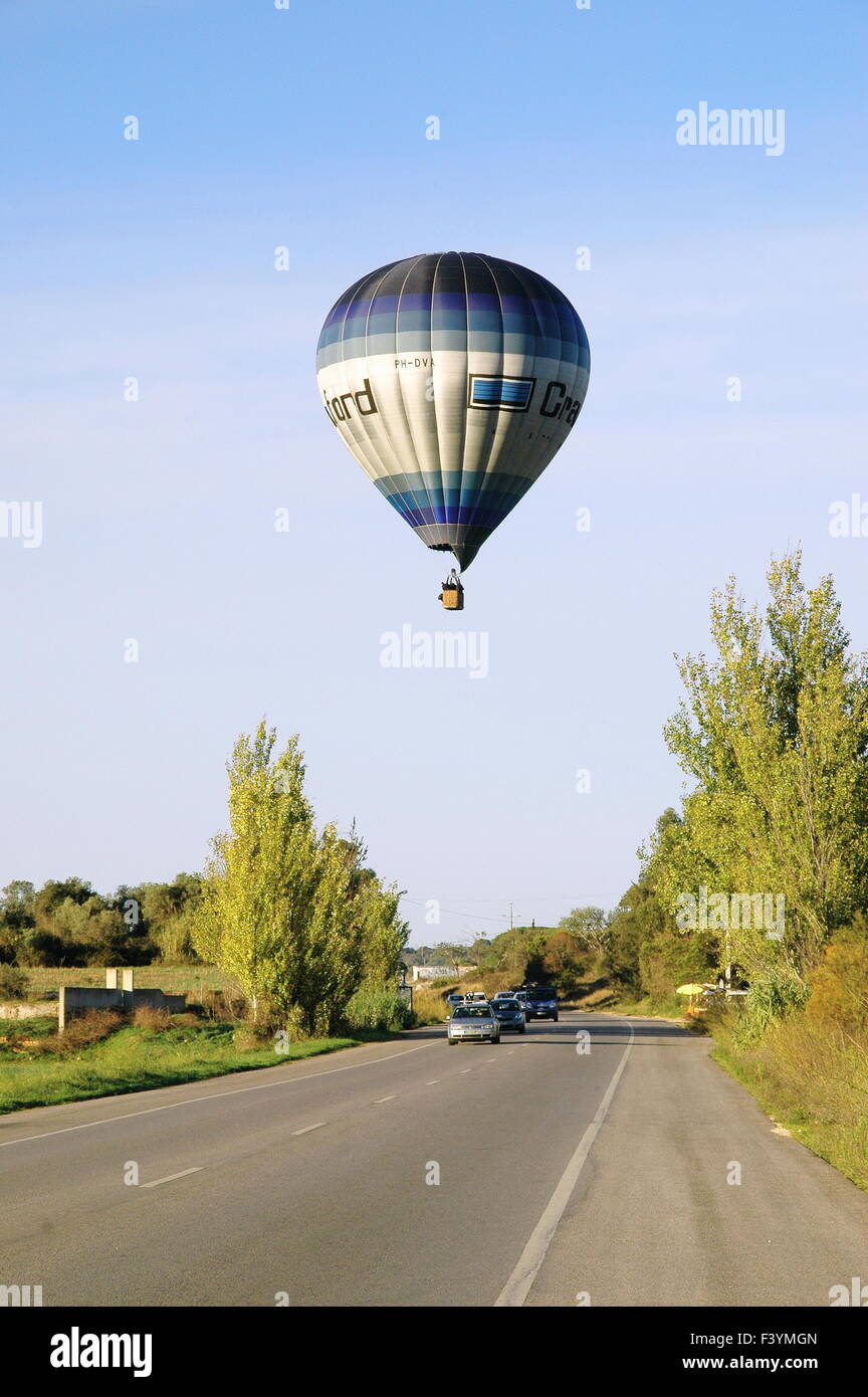 Hot air balloon airborne hi-res stock photography and images - Alamy