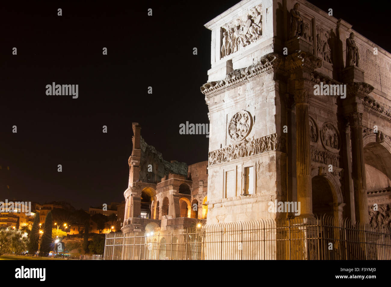 Colosseum and Arch of Constantine at night Stock Photo - Alamy