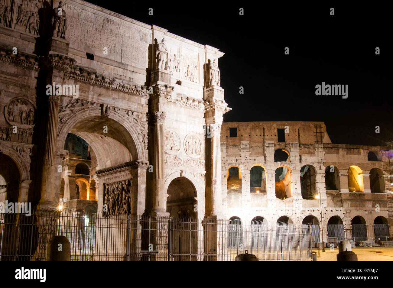 Colosseum and Arch of Constantine at night Stock Photo - Alamy