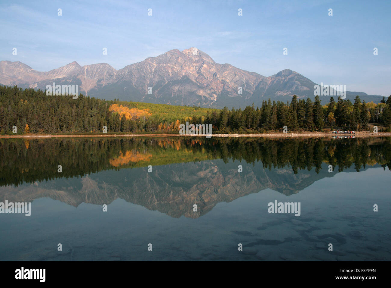 Pyramide lake jasper canada hi-res stock photography and images - Alamy