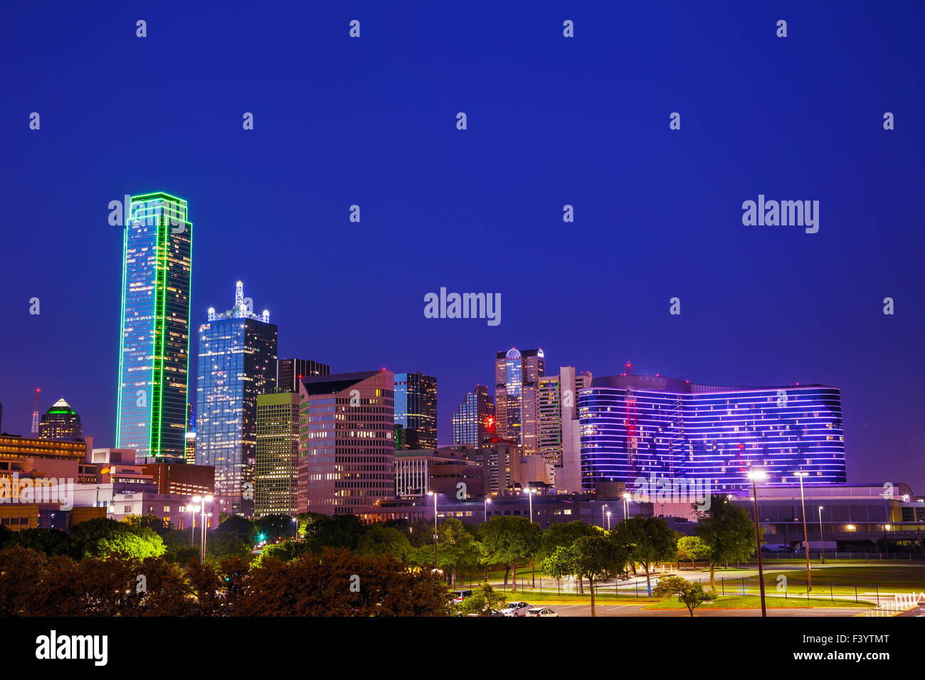 Dallas skyline at night hi-res stock photography and images - Alamy