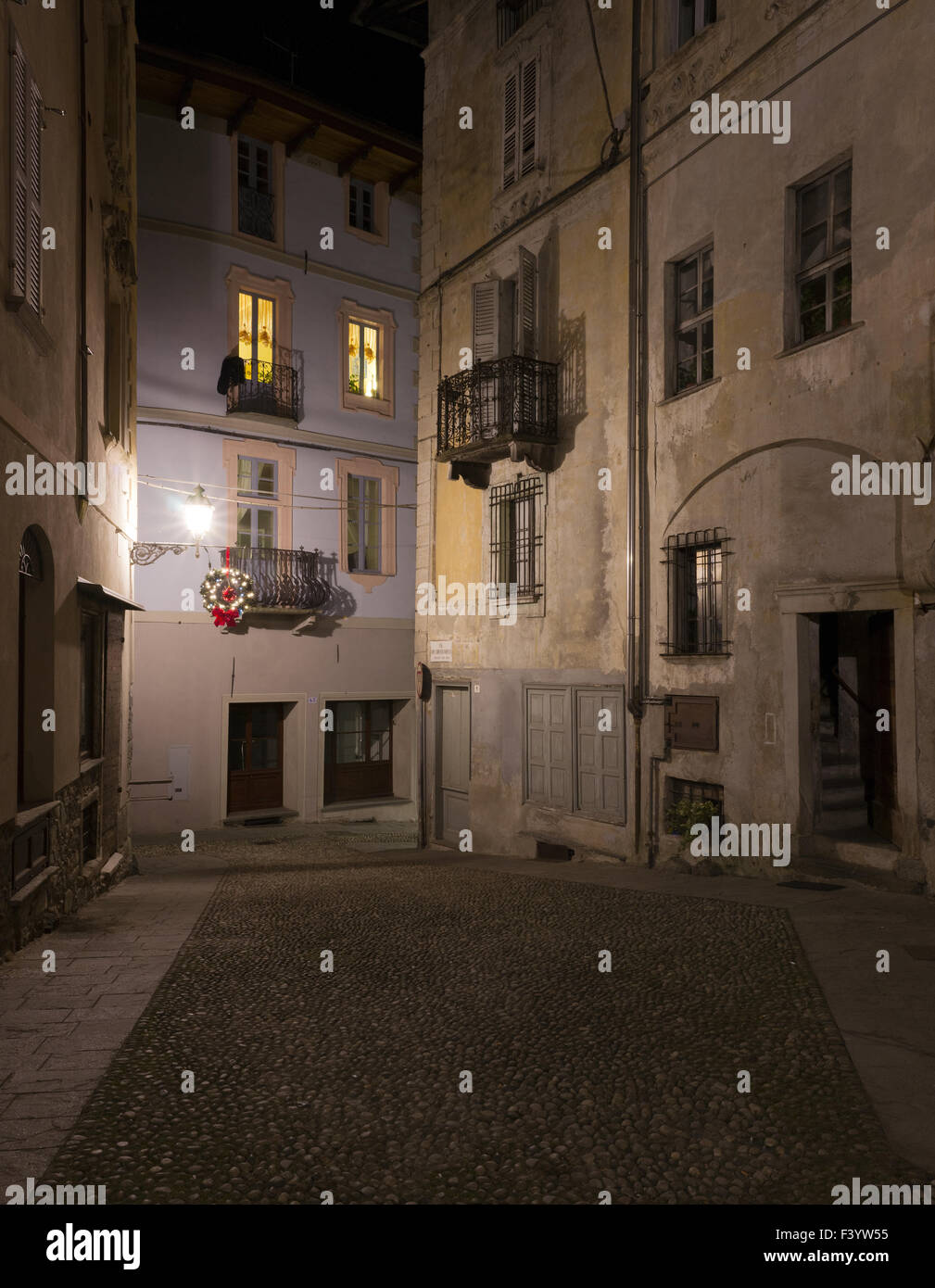 Night street scene hi-res stock photography and images - Alamy