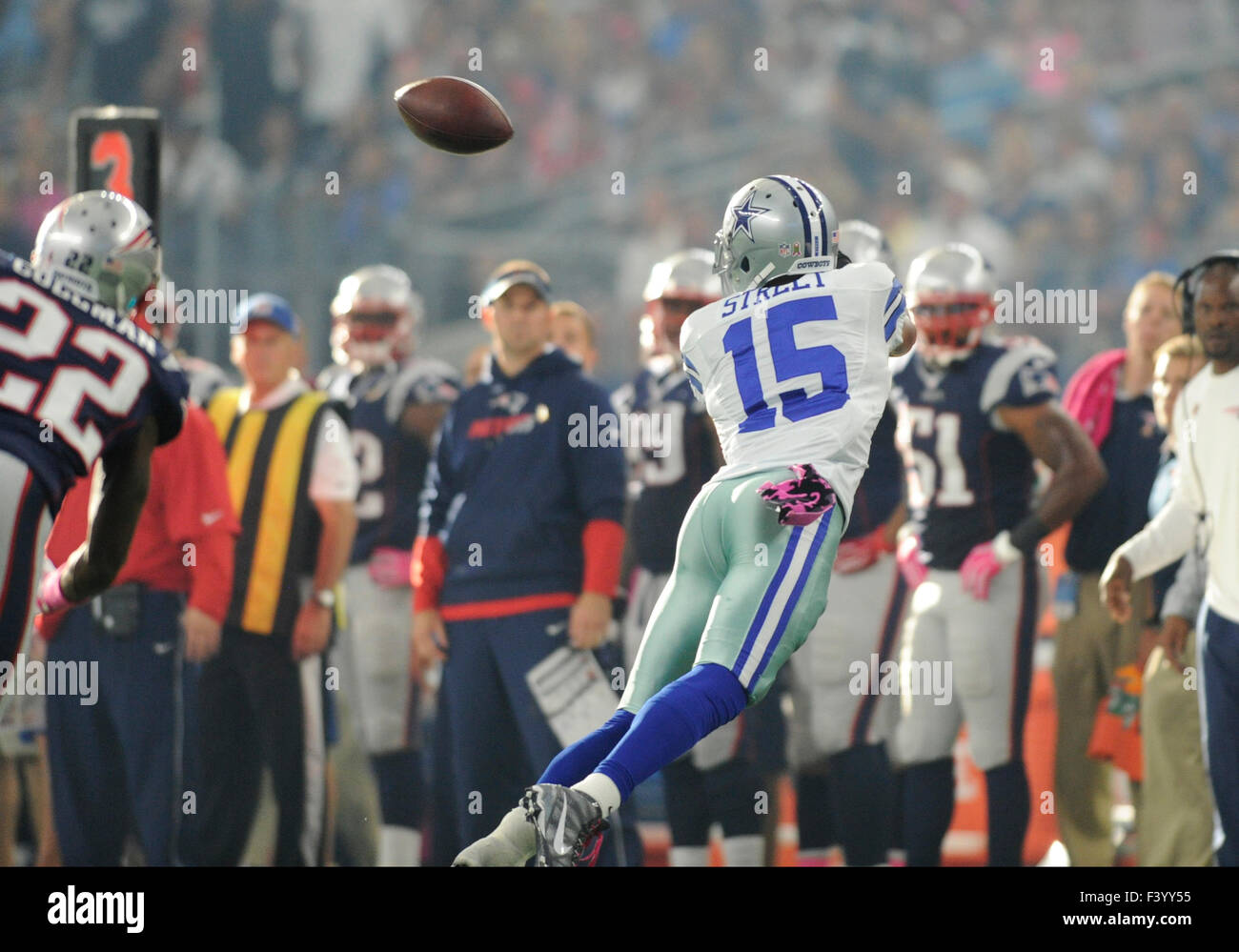October 11, 2015: Dallas Cowboys wide receiver Devin Street #15 dives ...