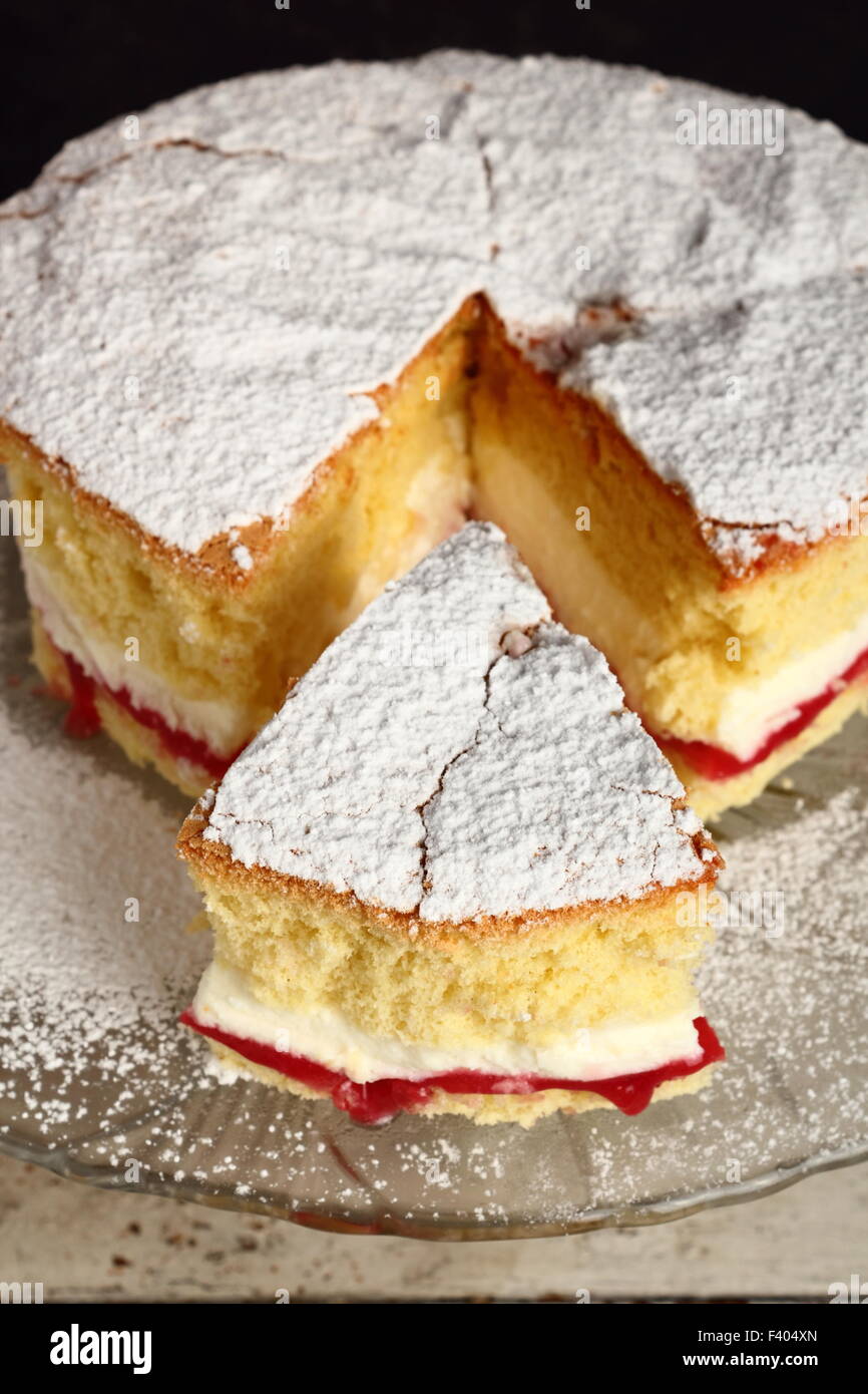Victoria Sponge Cake Stock Photo - Alamy