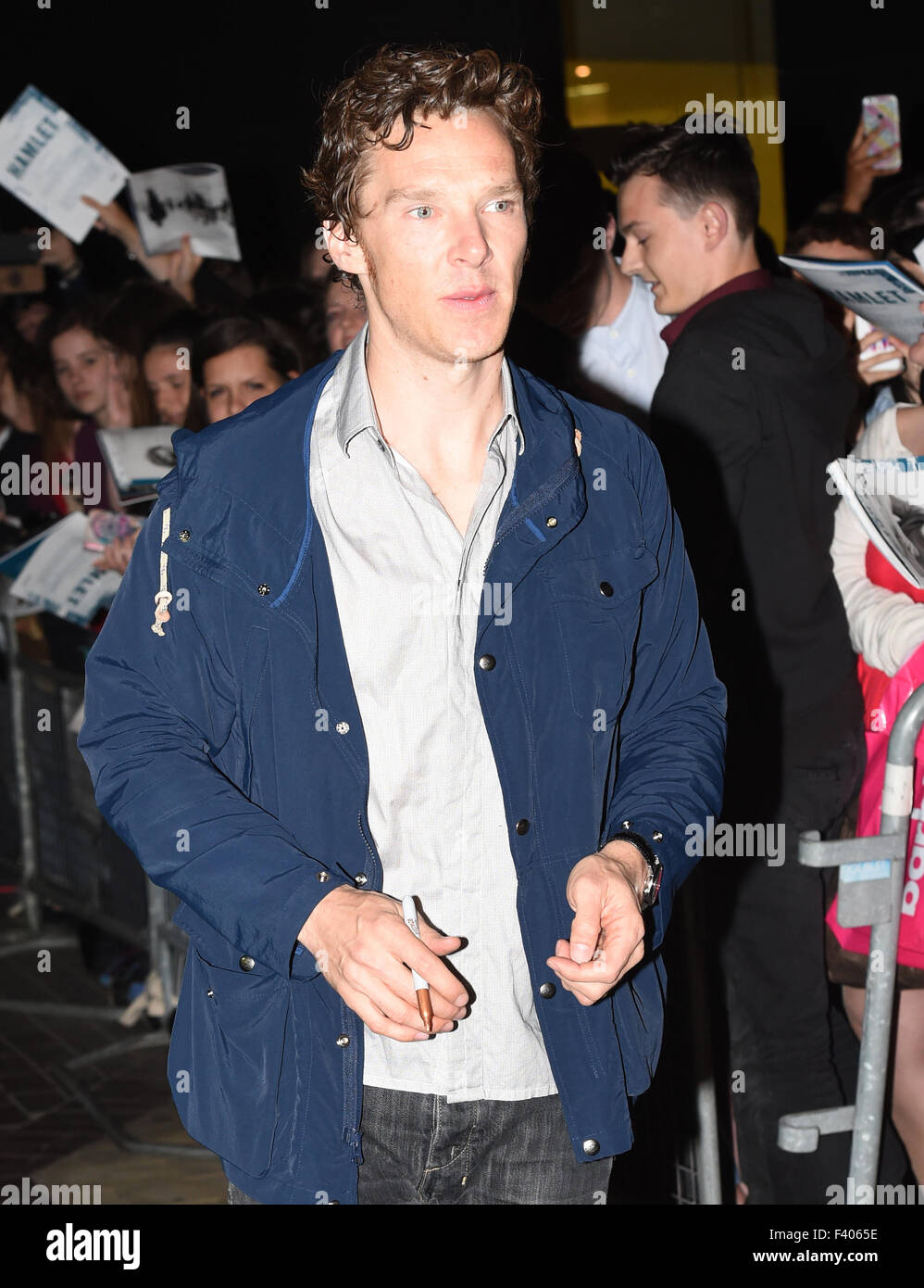 Benedict Cumberbatch seen signing autographs and taking selfies with ...