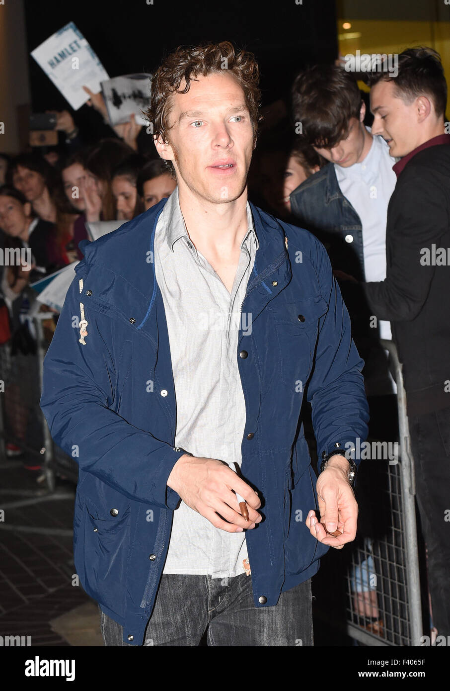 Benedict Cumberbatch seen signing autographs and taking selfies with ...