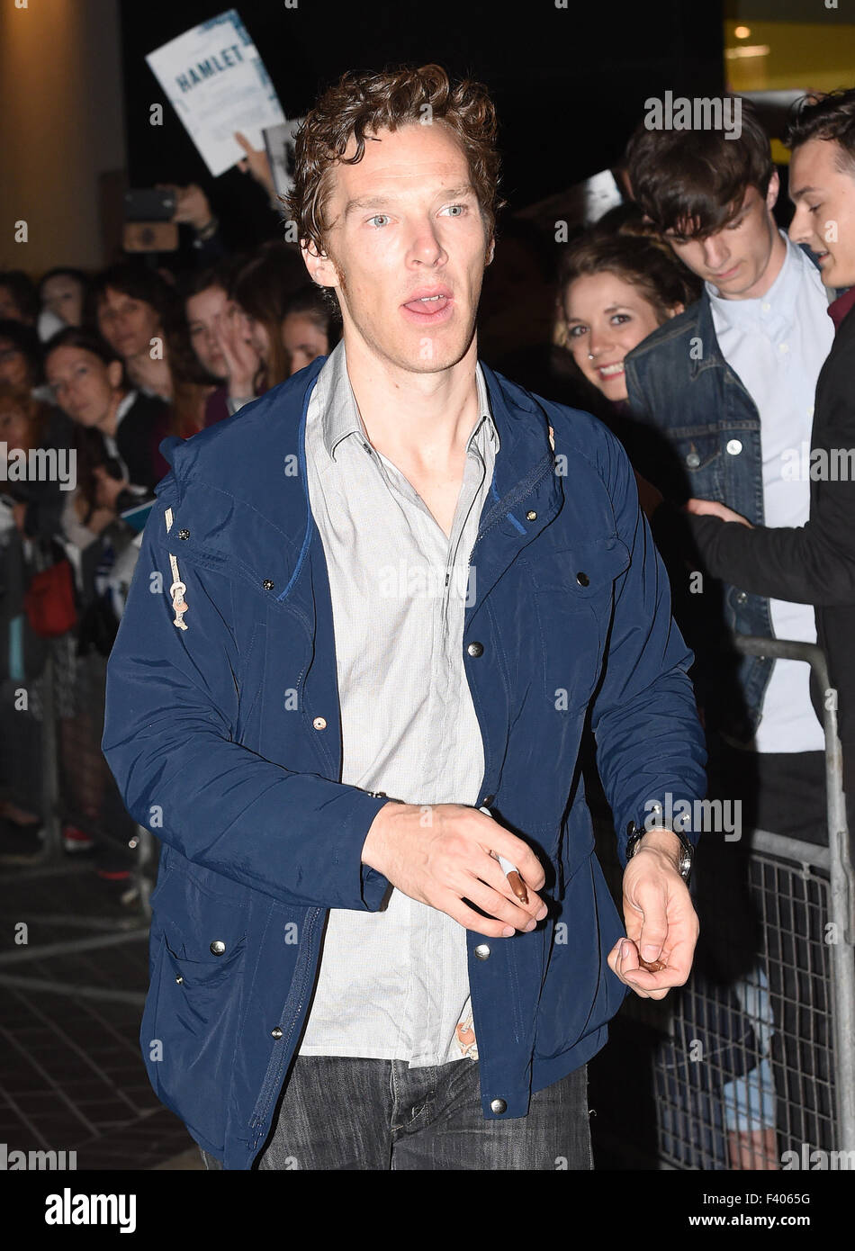 Benedict Cumberbatch seen signing autographs and taking selfies with ...
