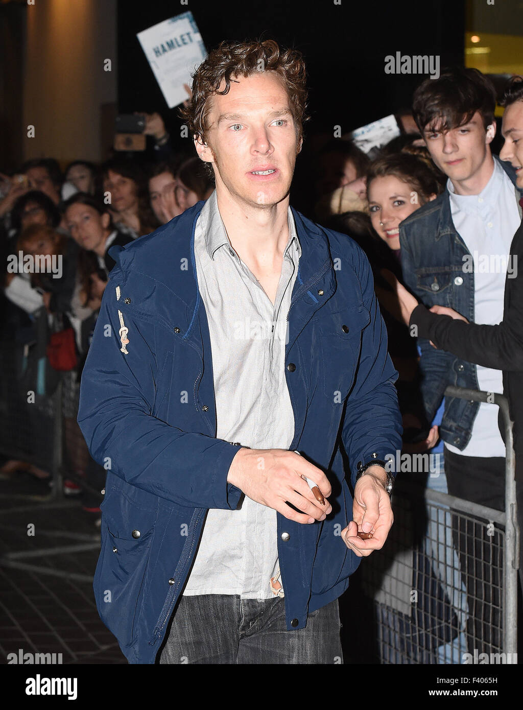 Benedict Cumberbatch seen signing autographs and taking selfies with ...