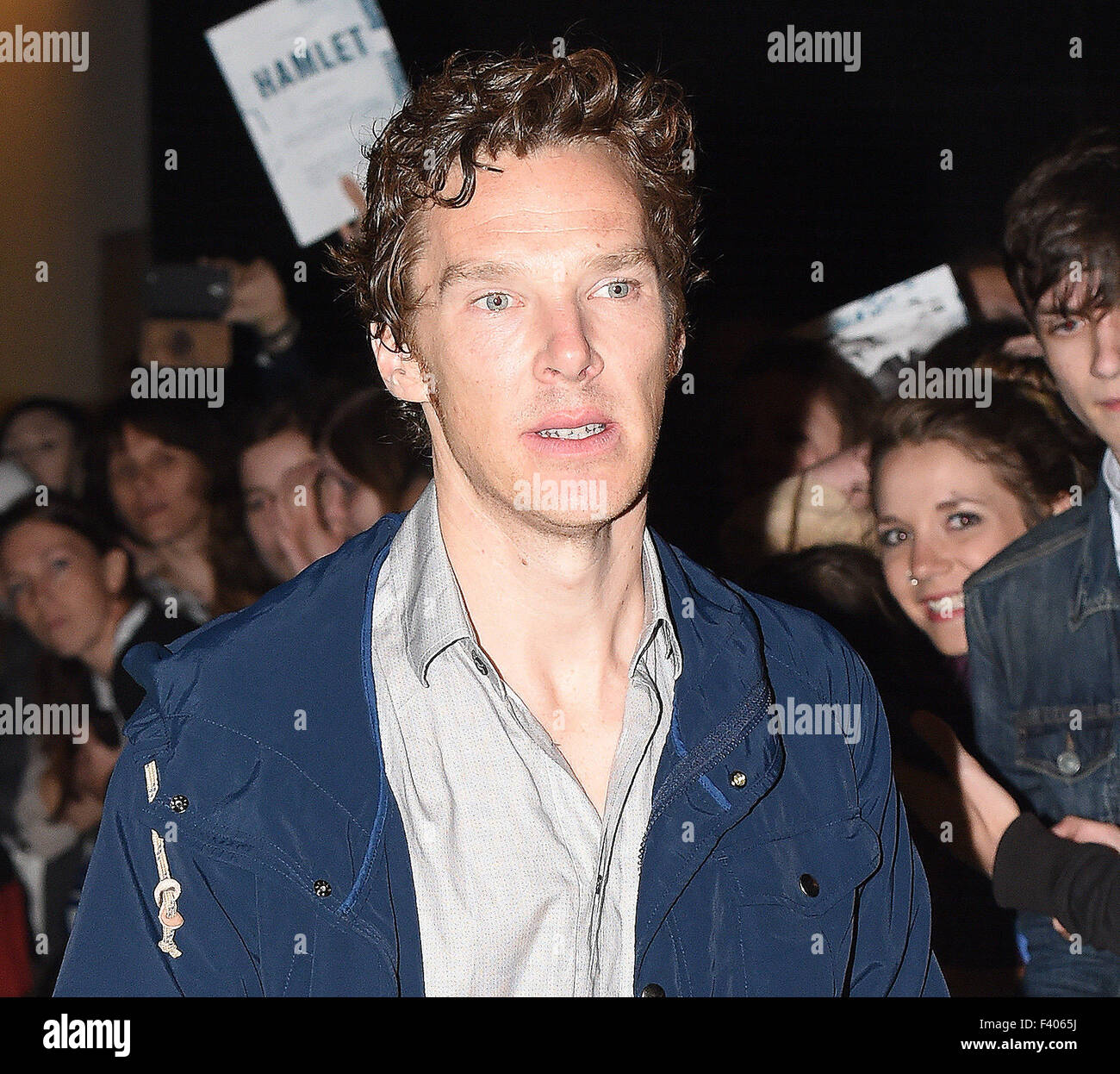 Benedict Cumberbatch seen signing autographs and taking selfies with ...