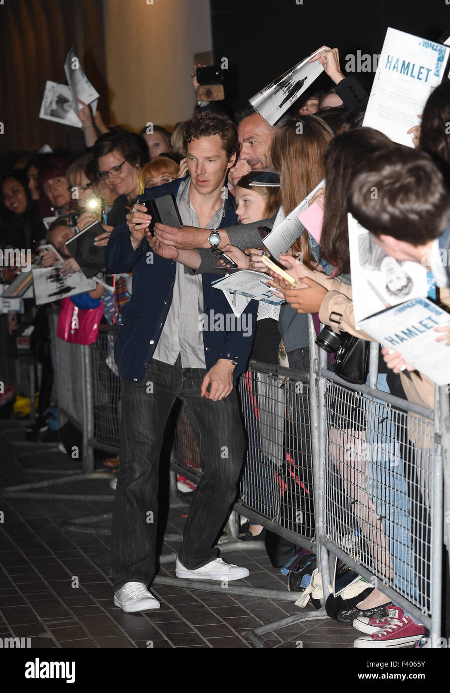 Benedict Cumberbatch seen signing autographs and taking selfies with ...