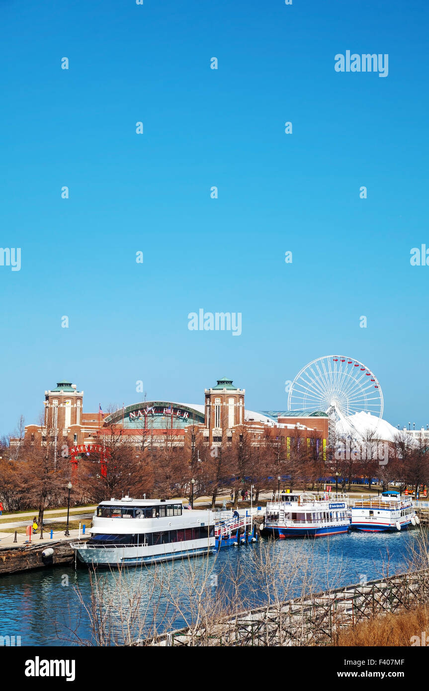 Chicago navy pier boat hi-res stock photography and images - Alamy