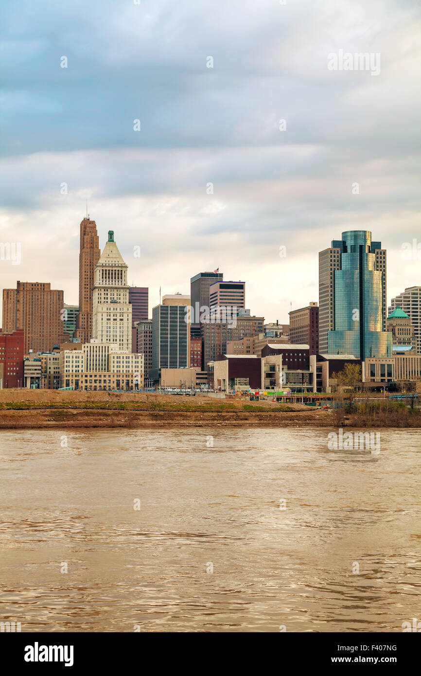 Downtown cincinnati city skyline office hi-res stock photography and ...