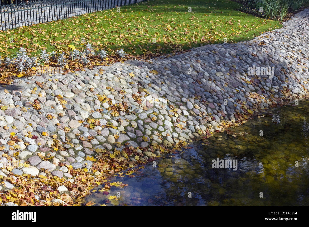 Seasonal lines hi-res stock photography and images - Alamy