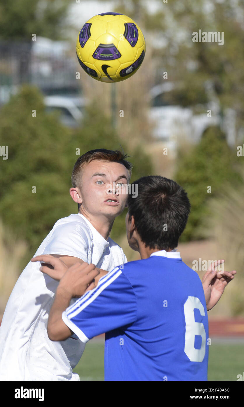 Usa. 13th Oct, 2015. SPORTS -- Sandia Prep's Zach Kim, left, and Bosque ...