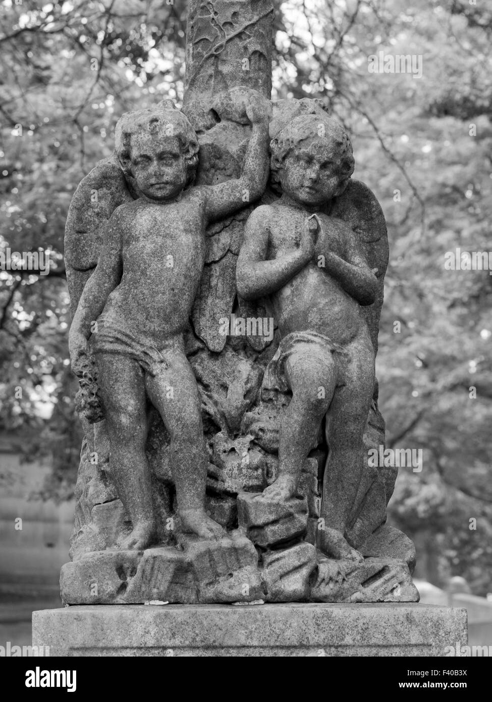 Baby angel statue hi-res stock photography and images - Alamy