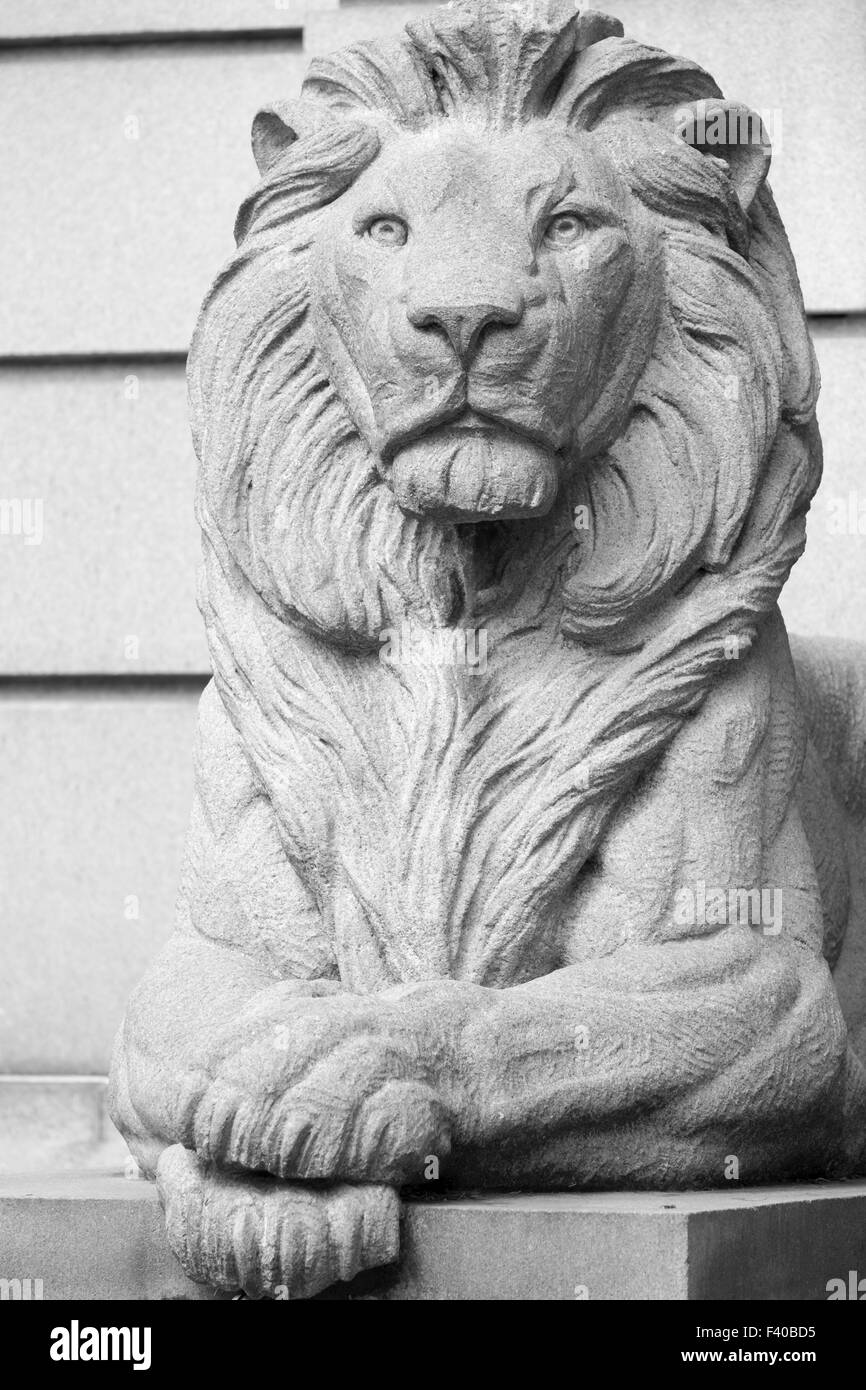 African lion statue hi-res stock photography and images - Alamy