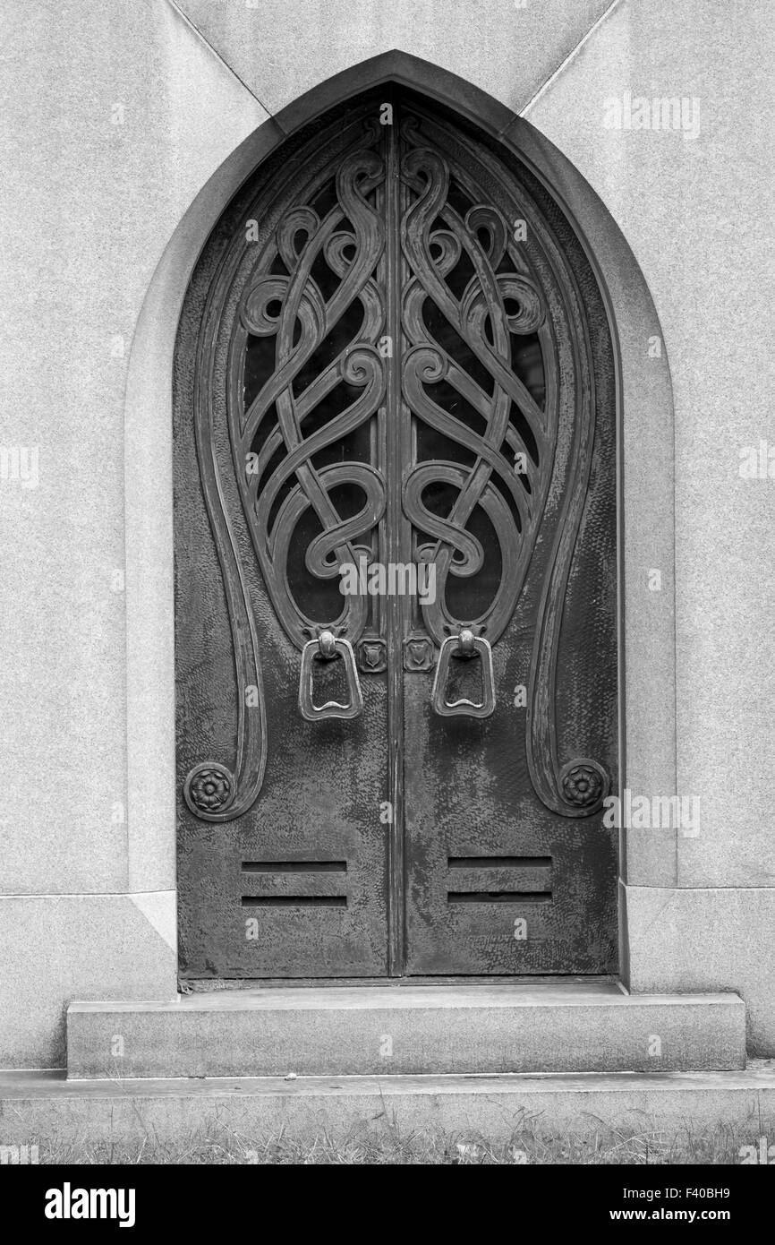 Burial chamber door hi-res stock photography and images - Alamy