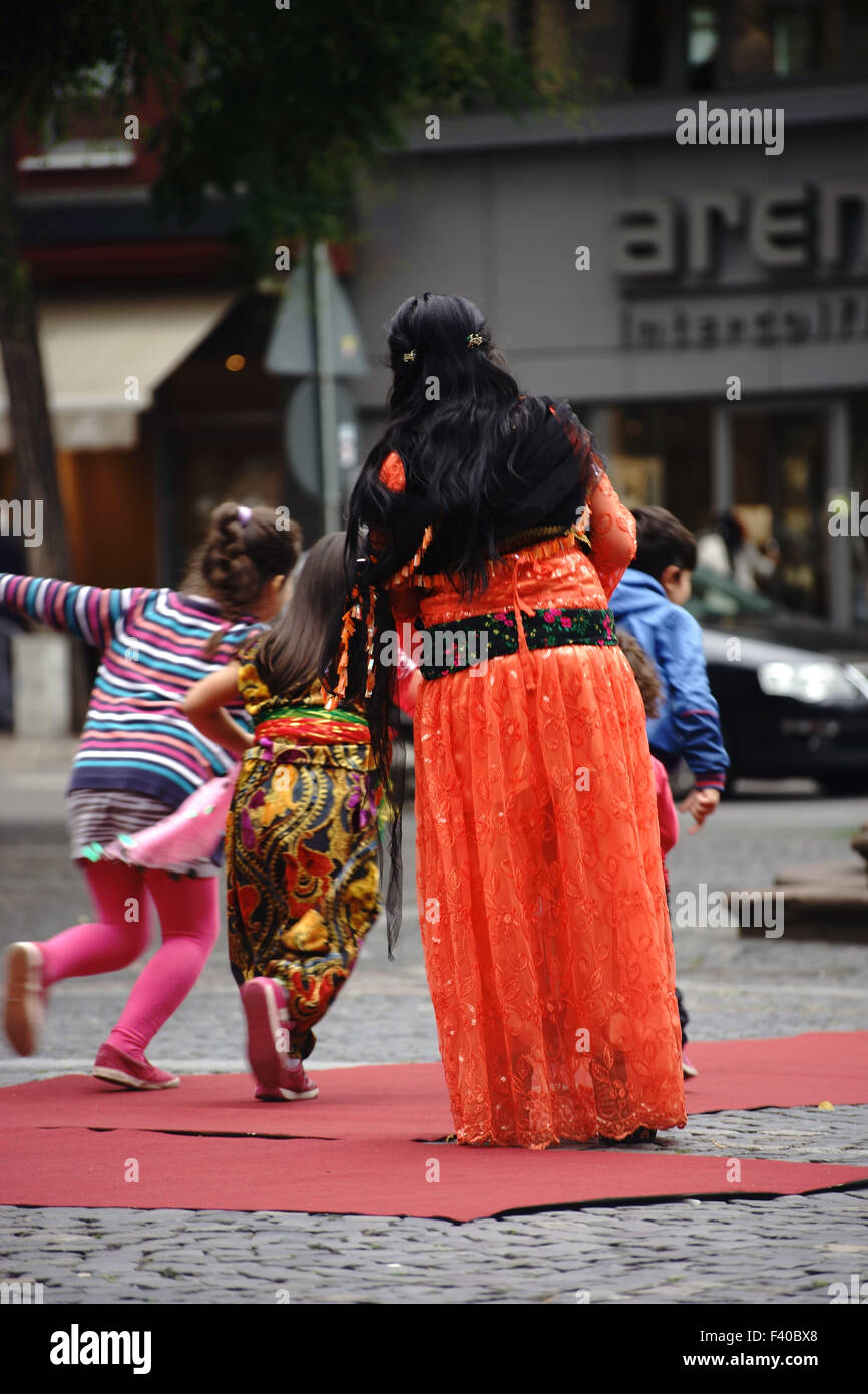 Kurdish costume hi-res stock photography and images - Alamy