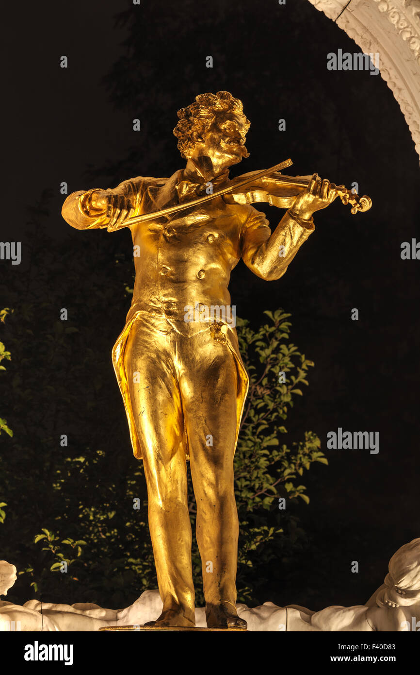 Johann Strauss statue at Stadtpark in Vienna Stock Photo - Alamy