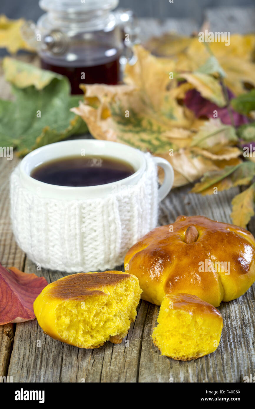 Tea and buns hi-res stock photography and images - Alamy