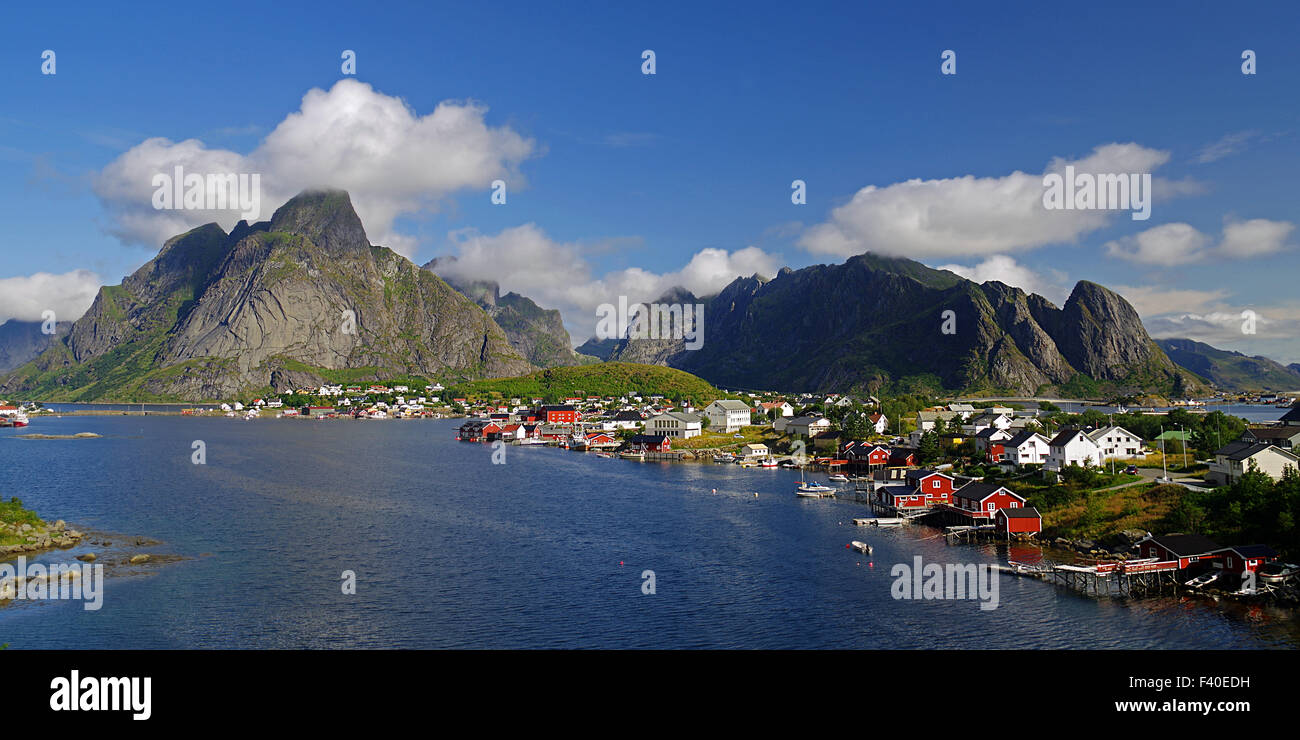 Red houses reine fishing hi-res stock photography and images - Alamy