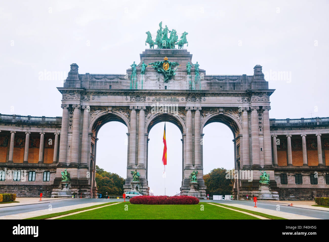 Triumphal arch in the parc du cinquantenaire hi-res stock photography ...
