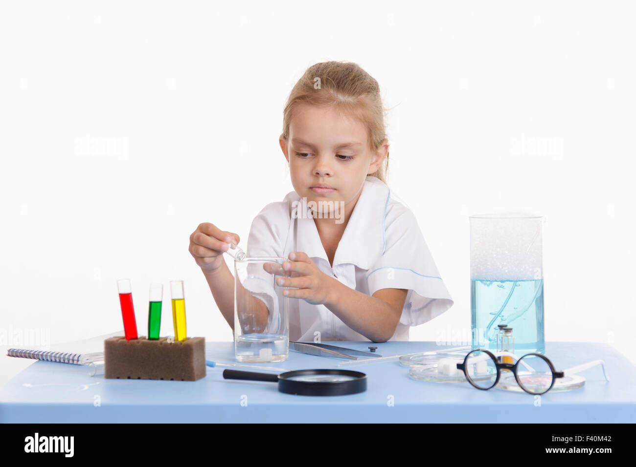 White powder chemistry hi-res stock photography and images - Alamy