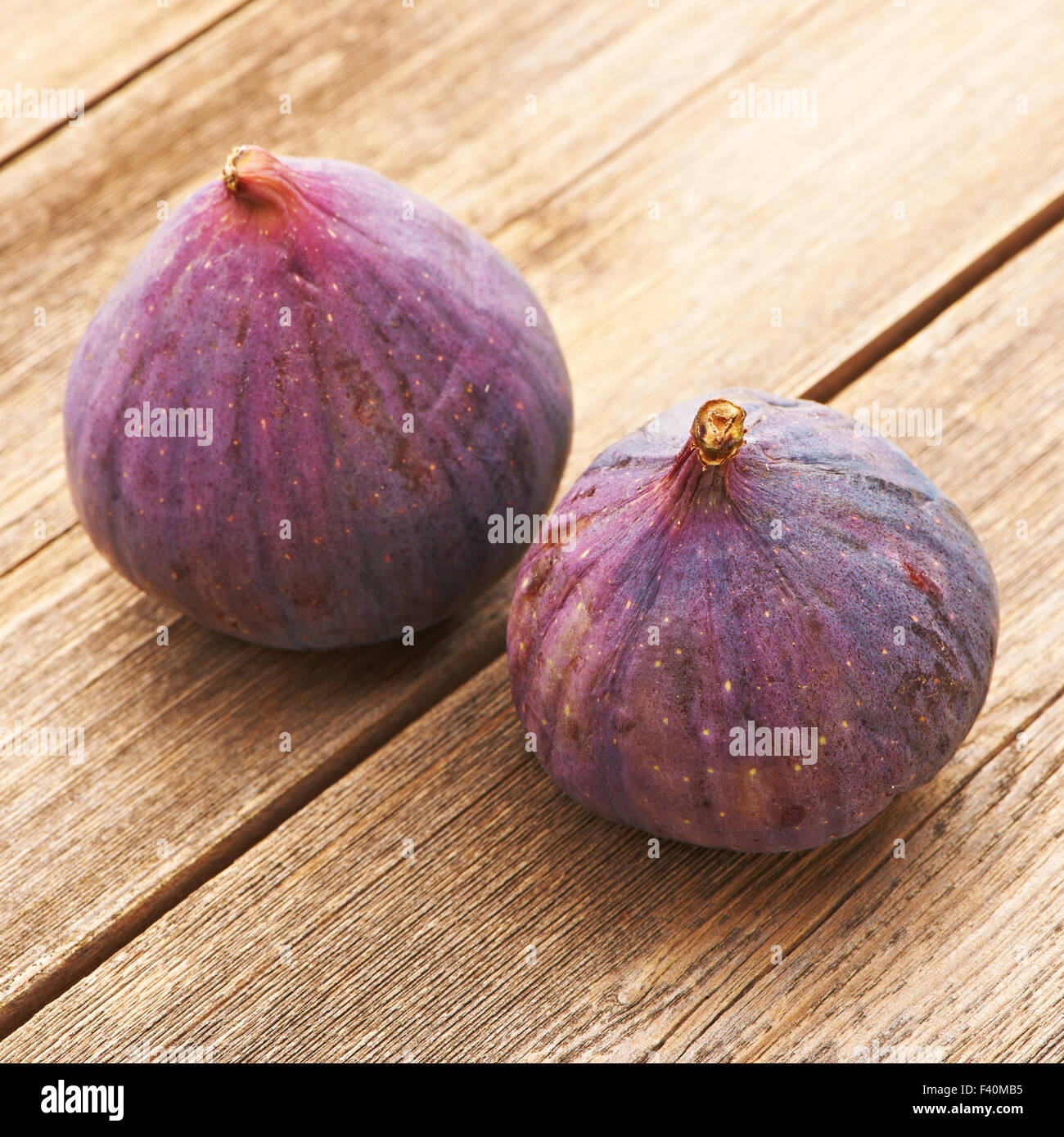 Fresh figs on wooden table Stock Photo - Alamy