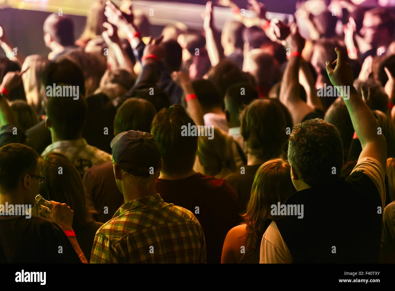 Performer stage silhouette crowd hi-res stock photography and images ...