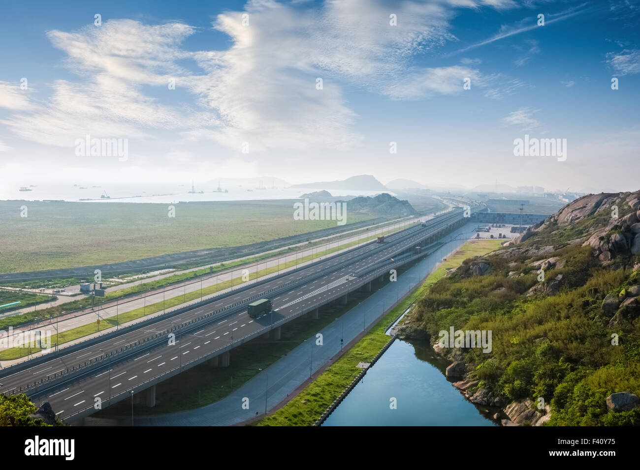 Car against skyline hi-res stock photography and images - Alamy